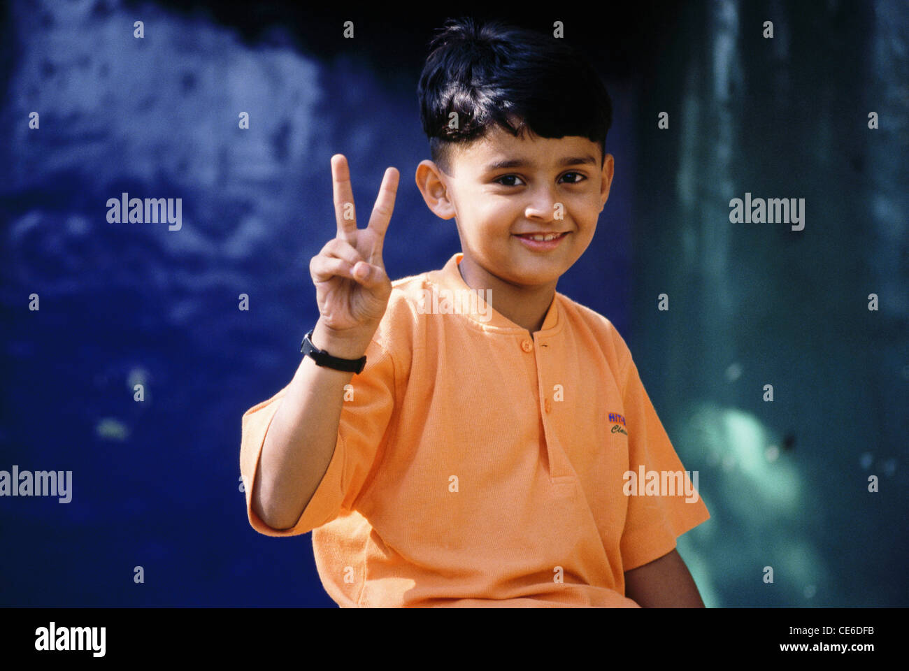 Victory sign children hi-res stock photography and images - Alamy