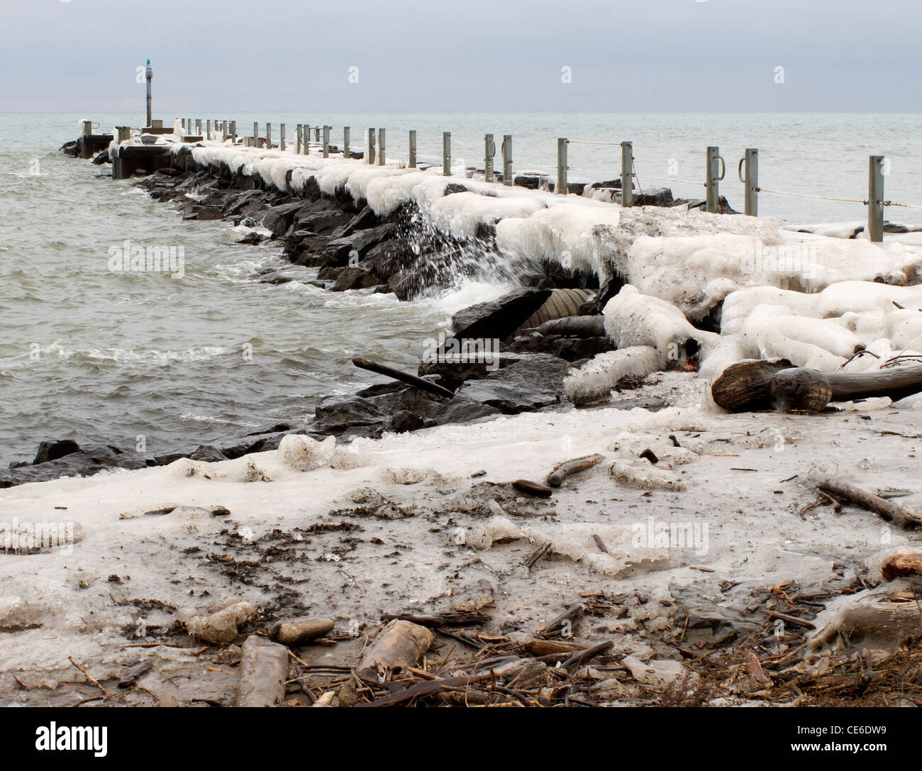 Iced over pier hi-res stock photography and images - Alamy