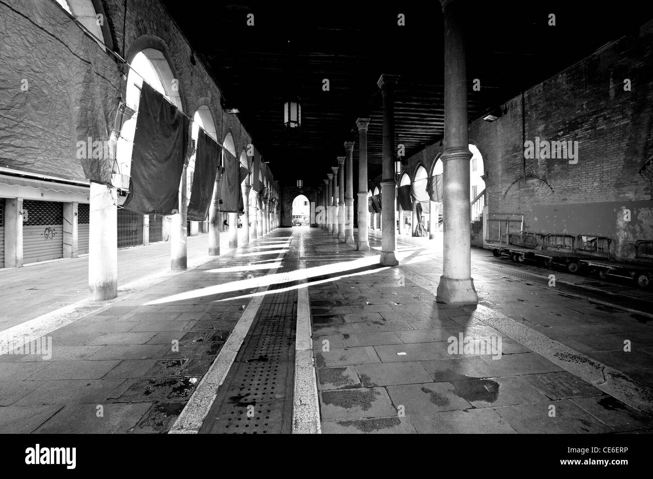 Empty fish market Stock Photo - Alamy