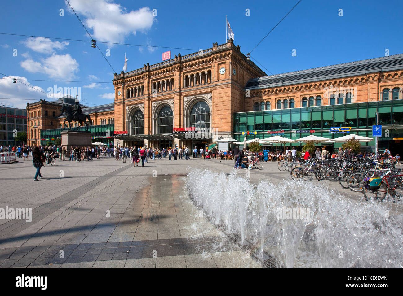 The Hauptbahnhof / Central railway station and fountain in Hannover ...