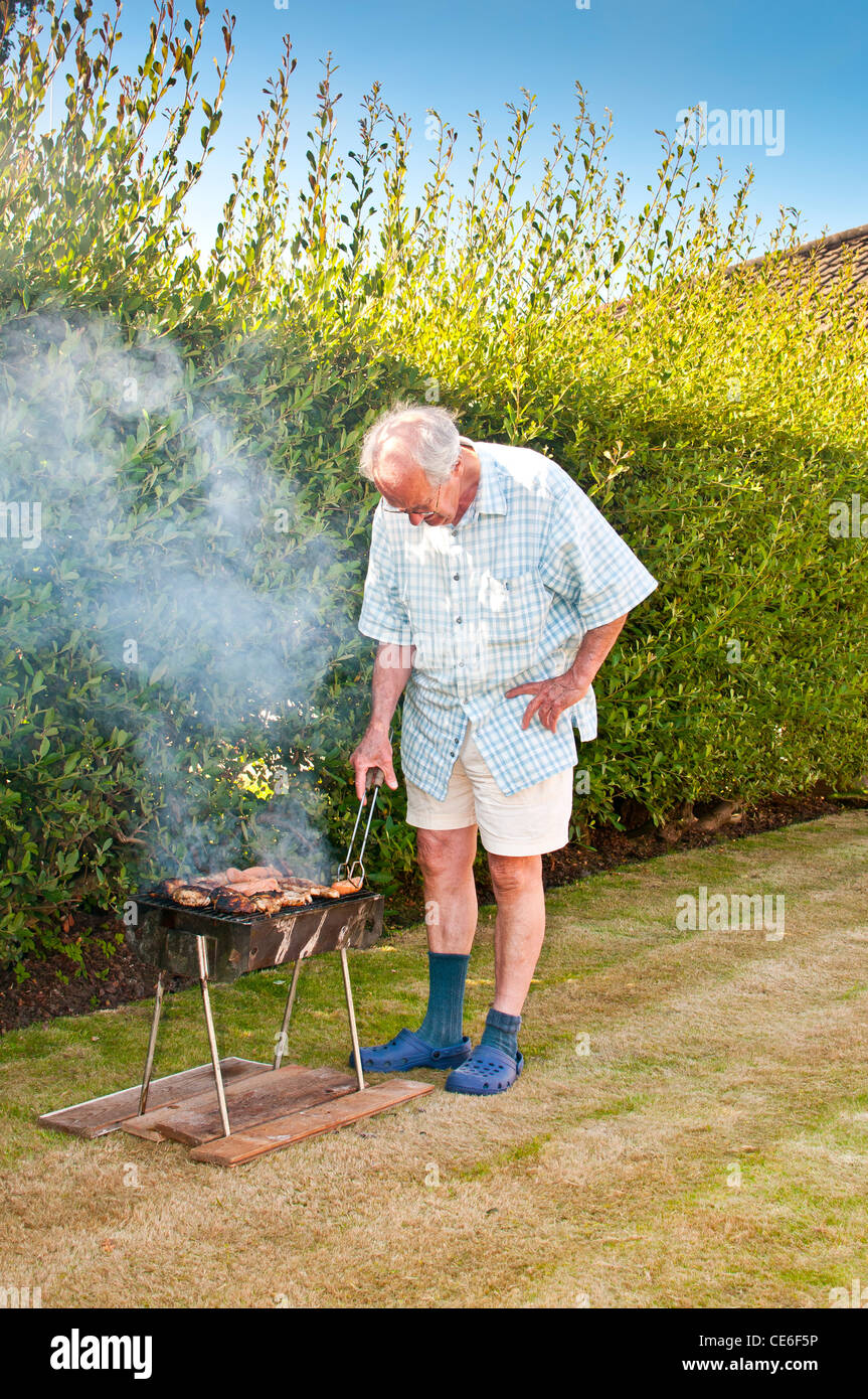 Family barbeque uk hi-res stock photography and images - Alamy