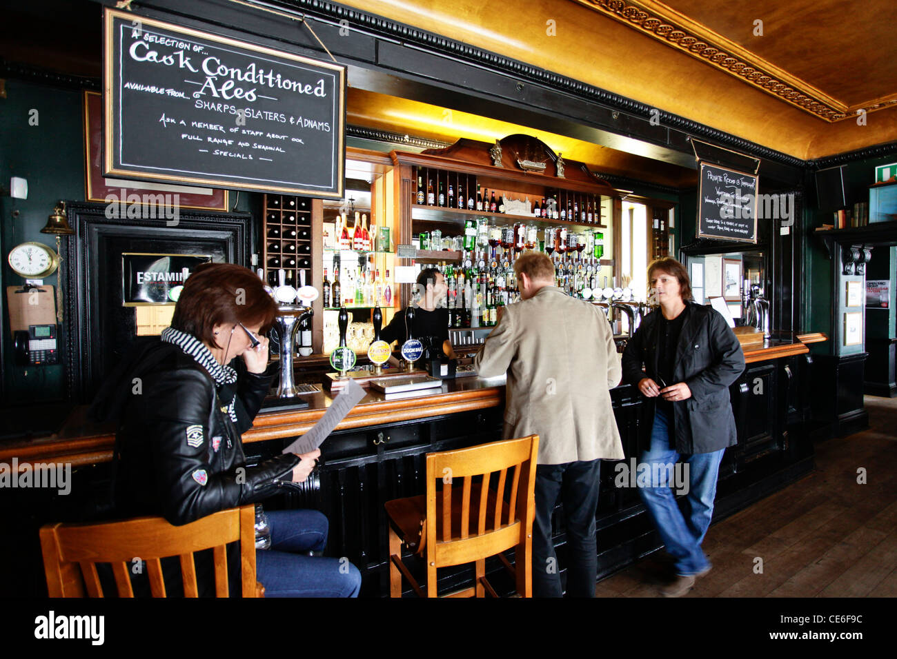 London, England. Traditional pub Stock Photo - Alamy