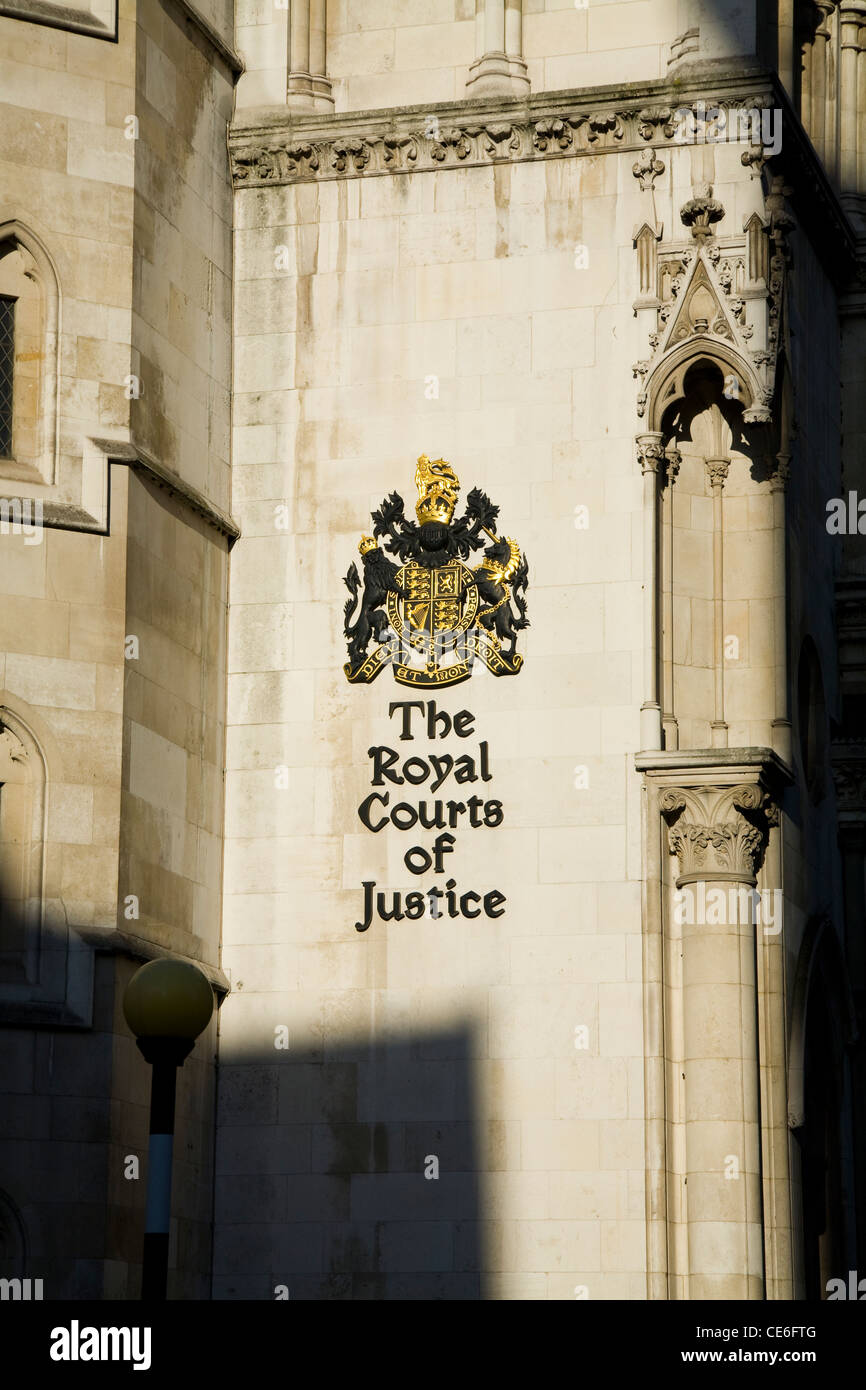 Royal coat of arms crown court hi-res stock photography and images - Alamy