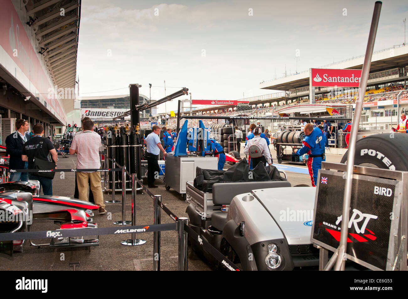 Mclaren formula 1 pit hi-res stock photography and images - Alamy