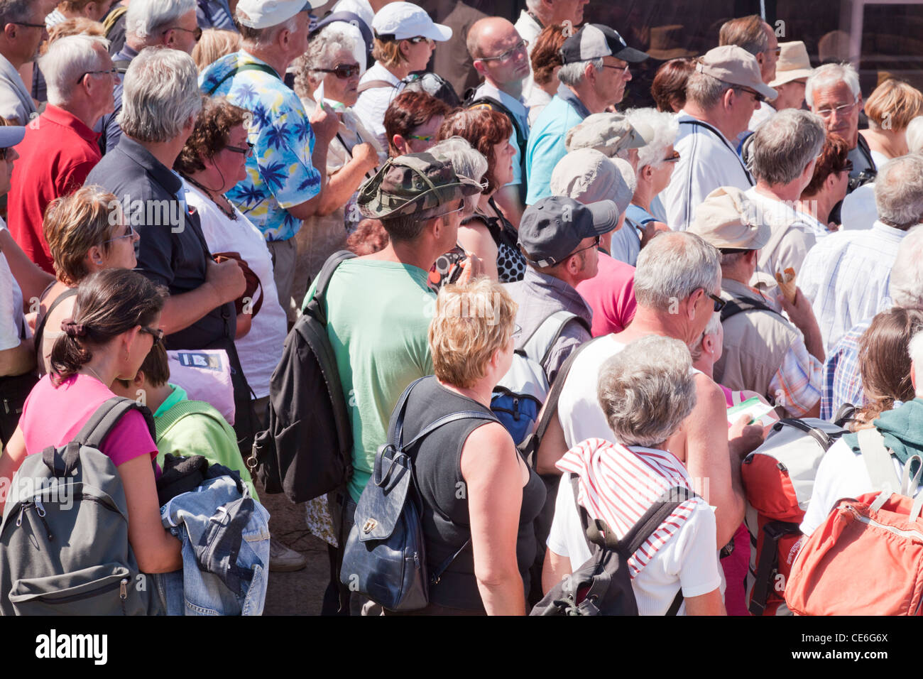 Tourist crowd crowds tourists hi-res stock photography and images - Alamy