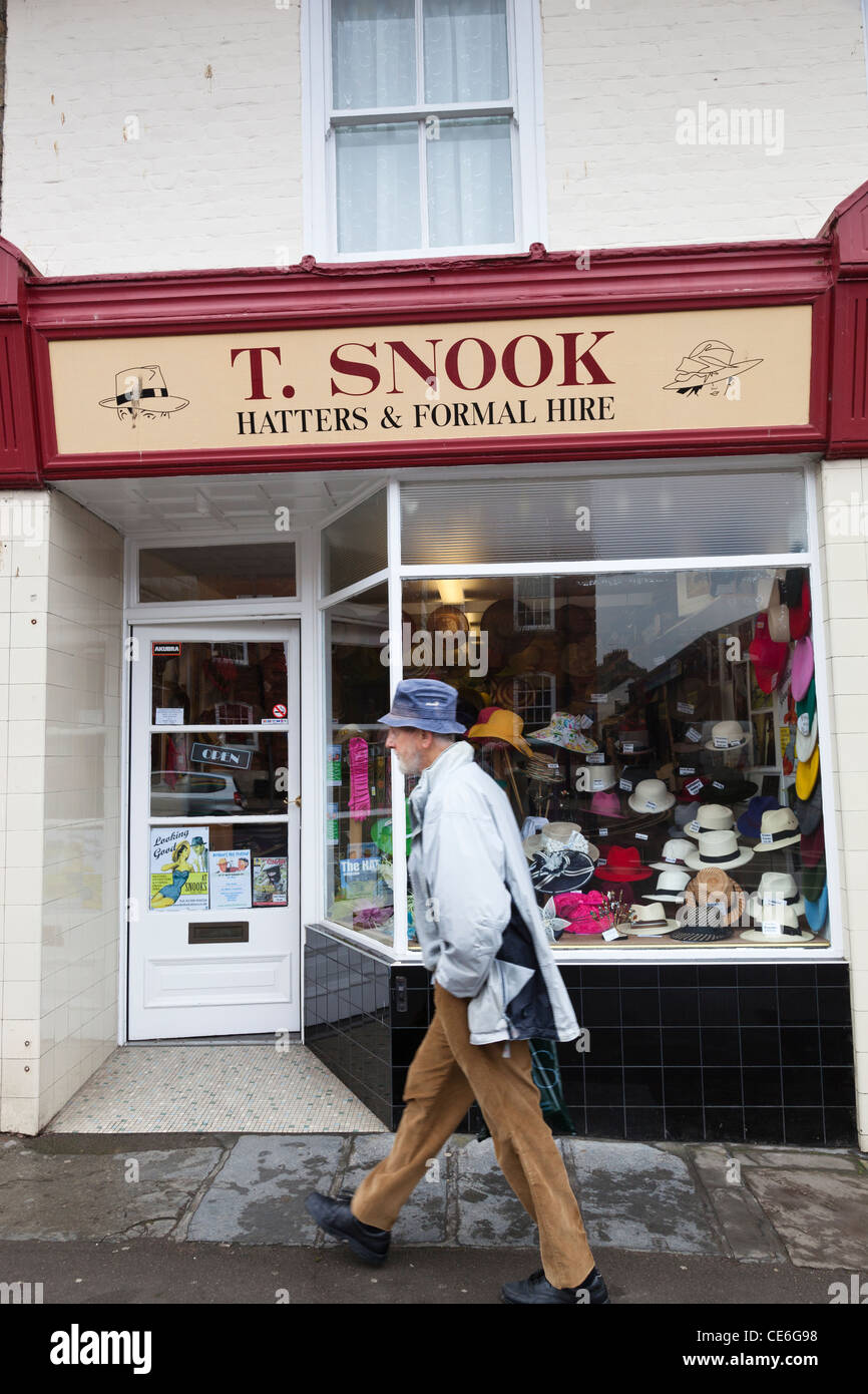 Hatters shop hi-res stock photography and images - Alamy