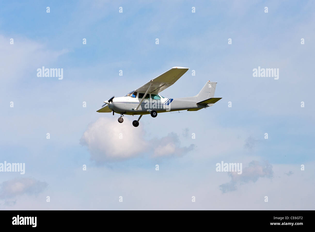 A Cessna plane in flight in the sky Stock Photo - Alamy