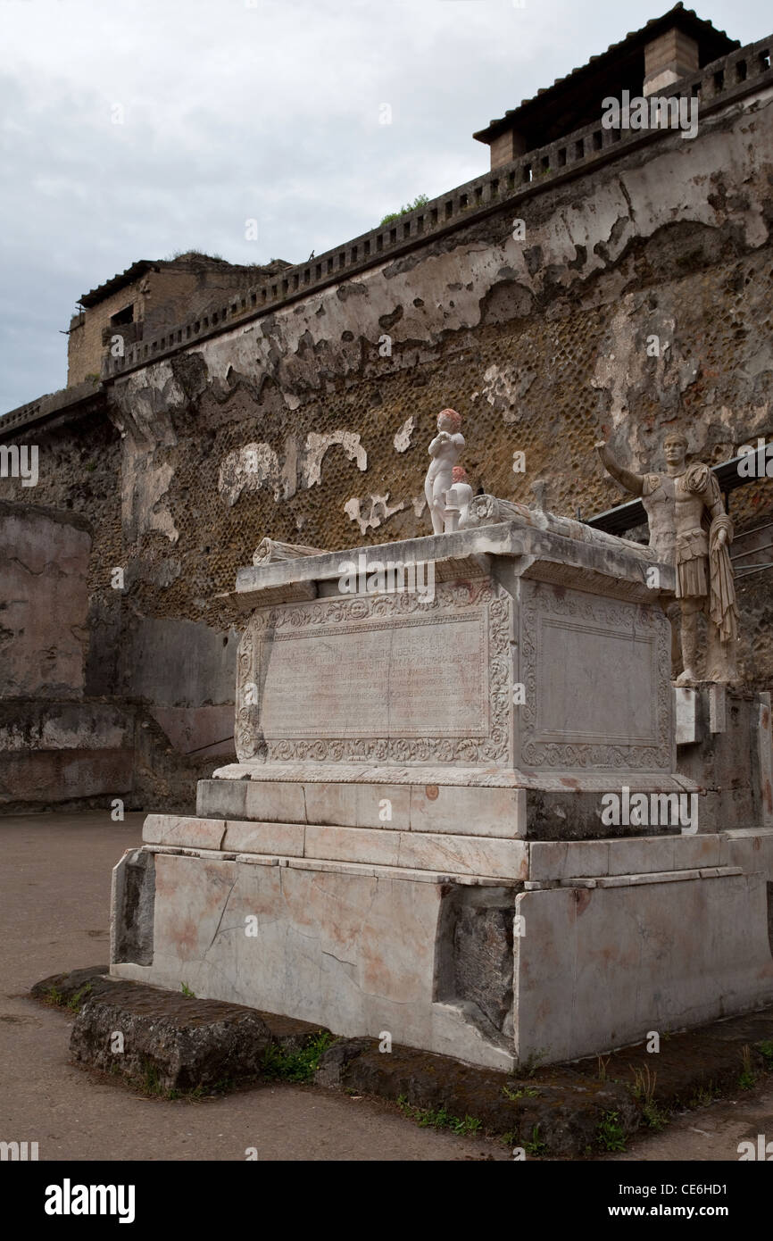 Herculaneum italy vesuvius hi-res stock photography and images - Alamy