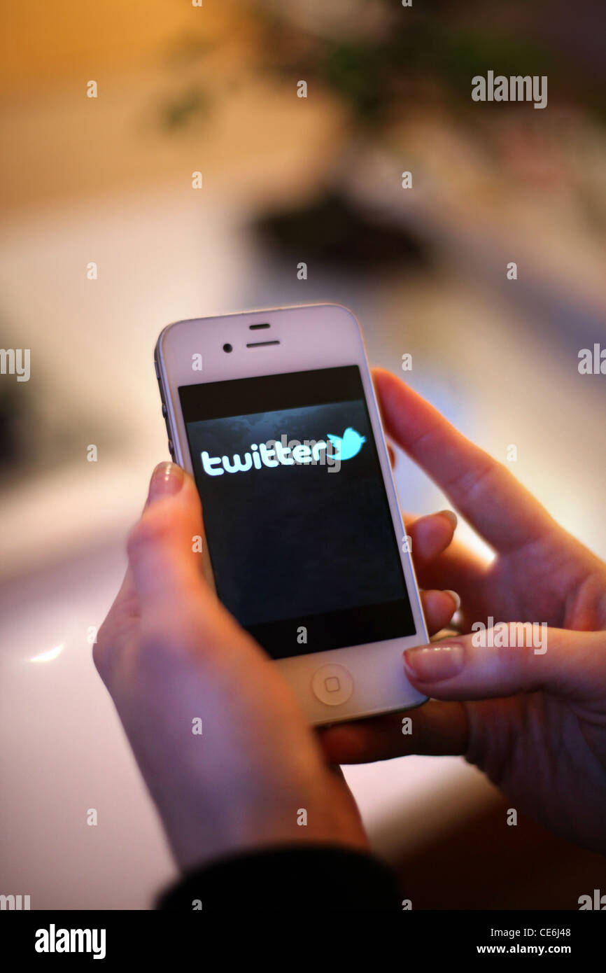 Person on twitter phone hi-res stock photography and images - Alamy