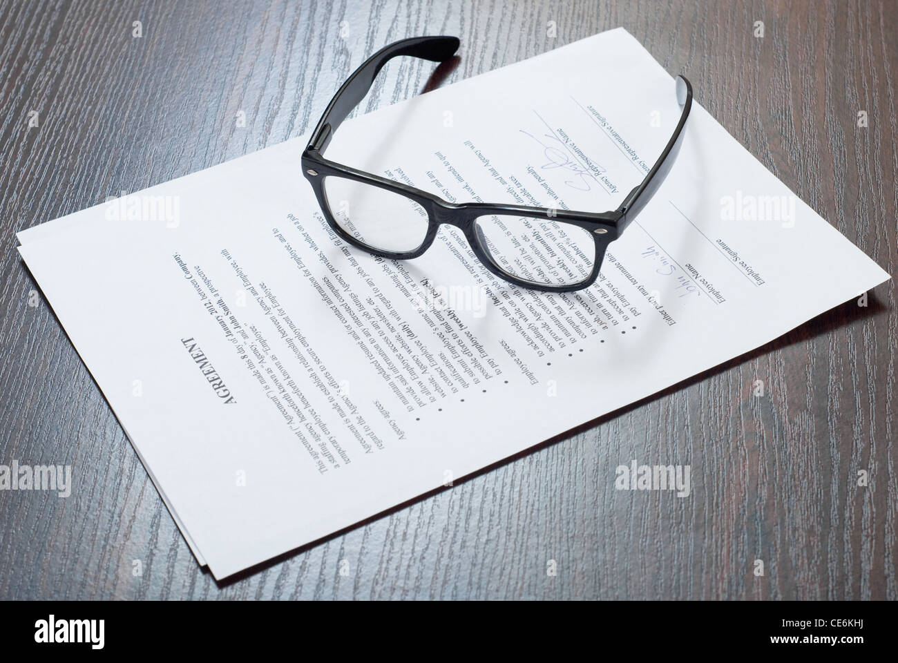 Contract papers hi-res stock photography and images - Alamy