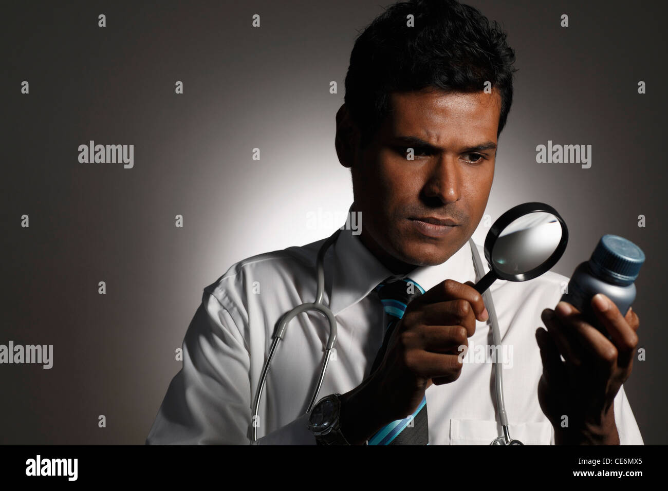 Magnifying light hi-res stock photography and images - Alamy
