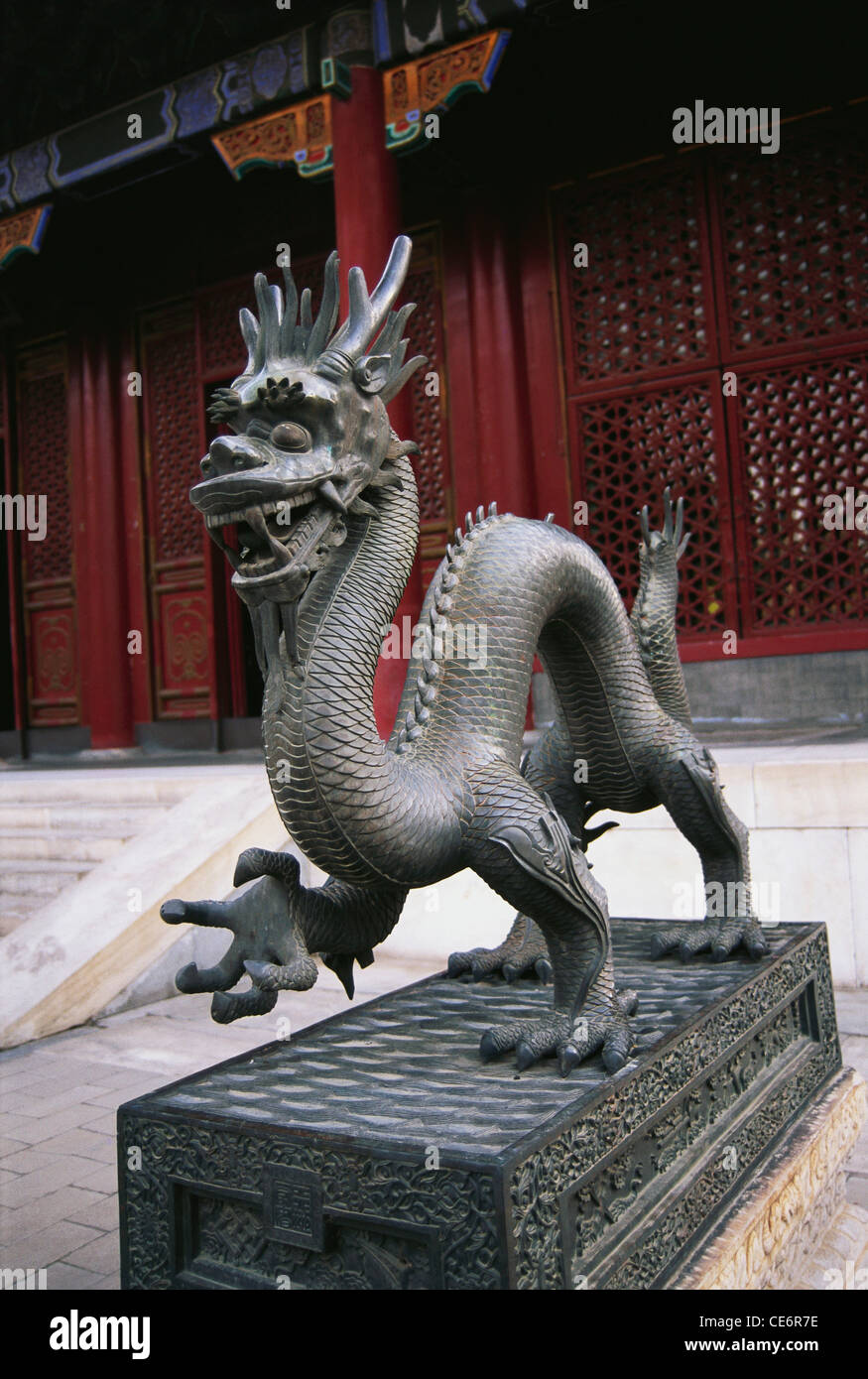 Dragon statue summer palace beijing hi-res stock photography and images ...