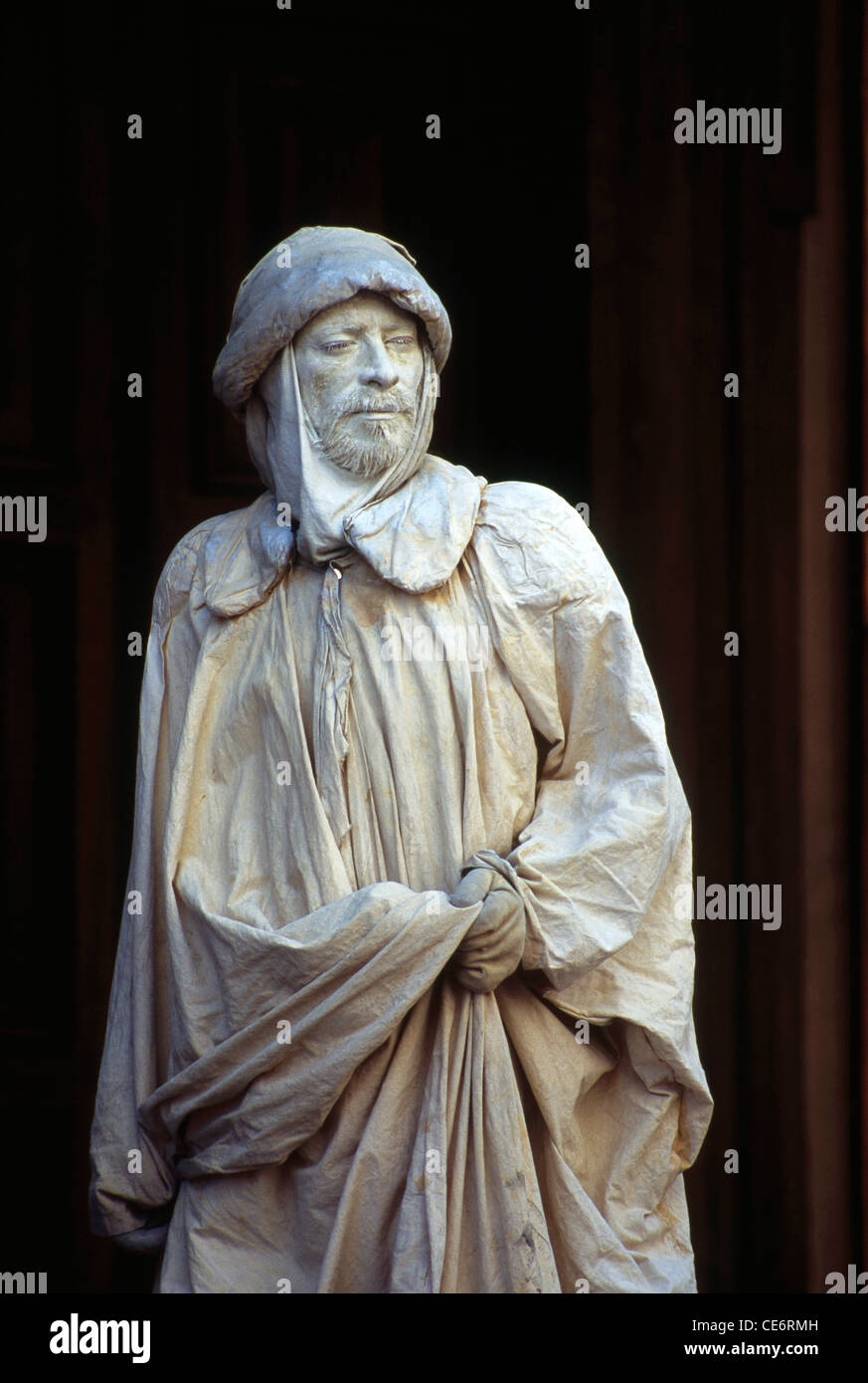 RVN 87716 : street artist with painted face pose like statue florence ...