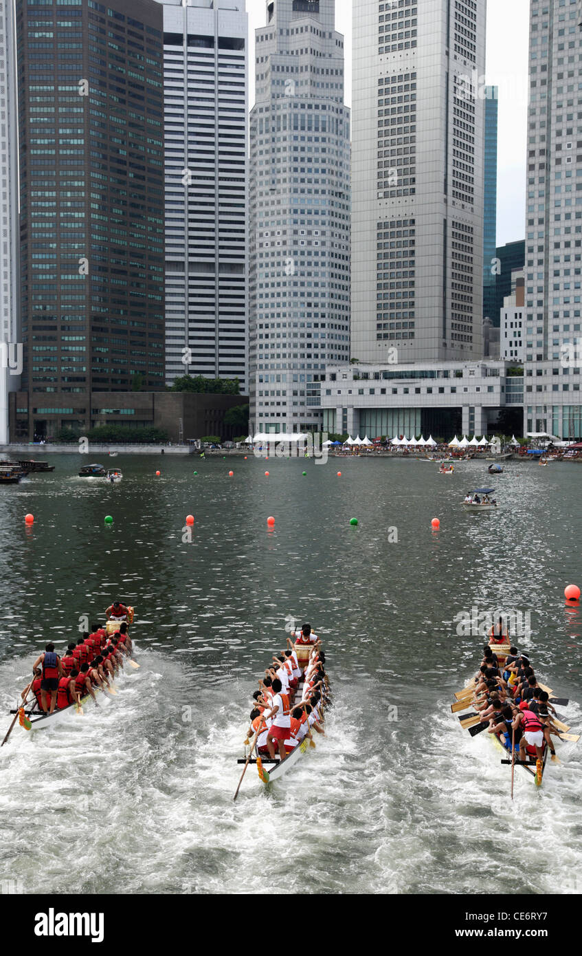 Dragon boats racing through Boat Quay, Singapore Stock Photo - Alamy
