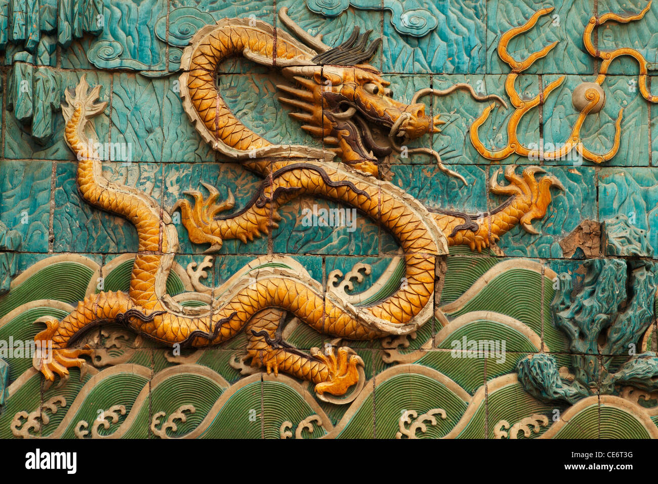 Dragon tile hi-res stock photography and images - Alamy