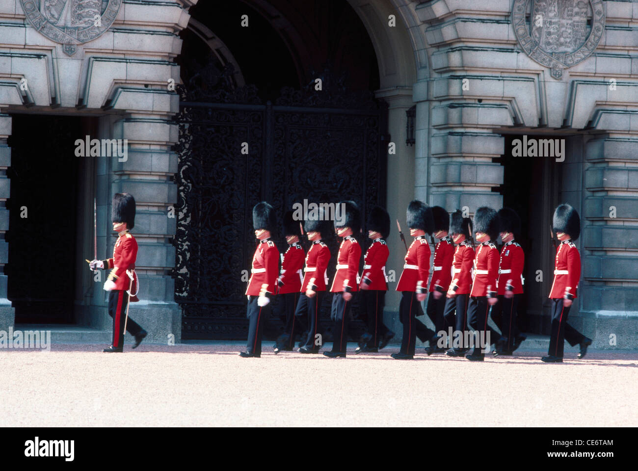 Man in uniform of british royal guard hi-res stock photography and ...