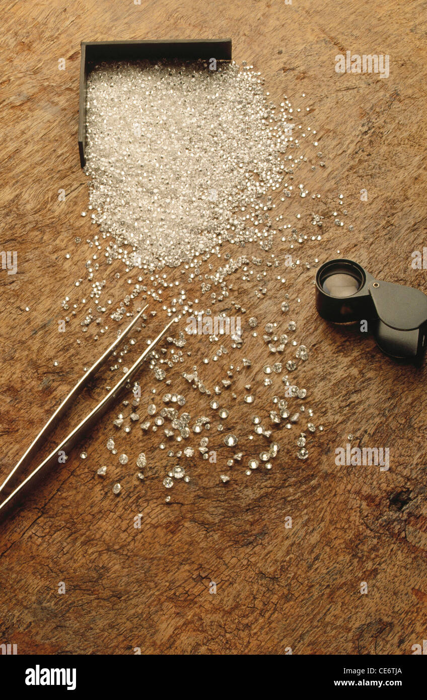 AAD 85198 : cut and polished diamonds grading and sorting by forceps ...