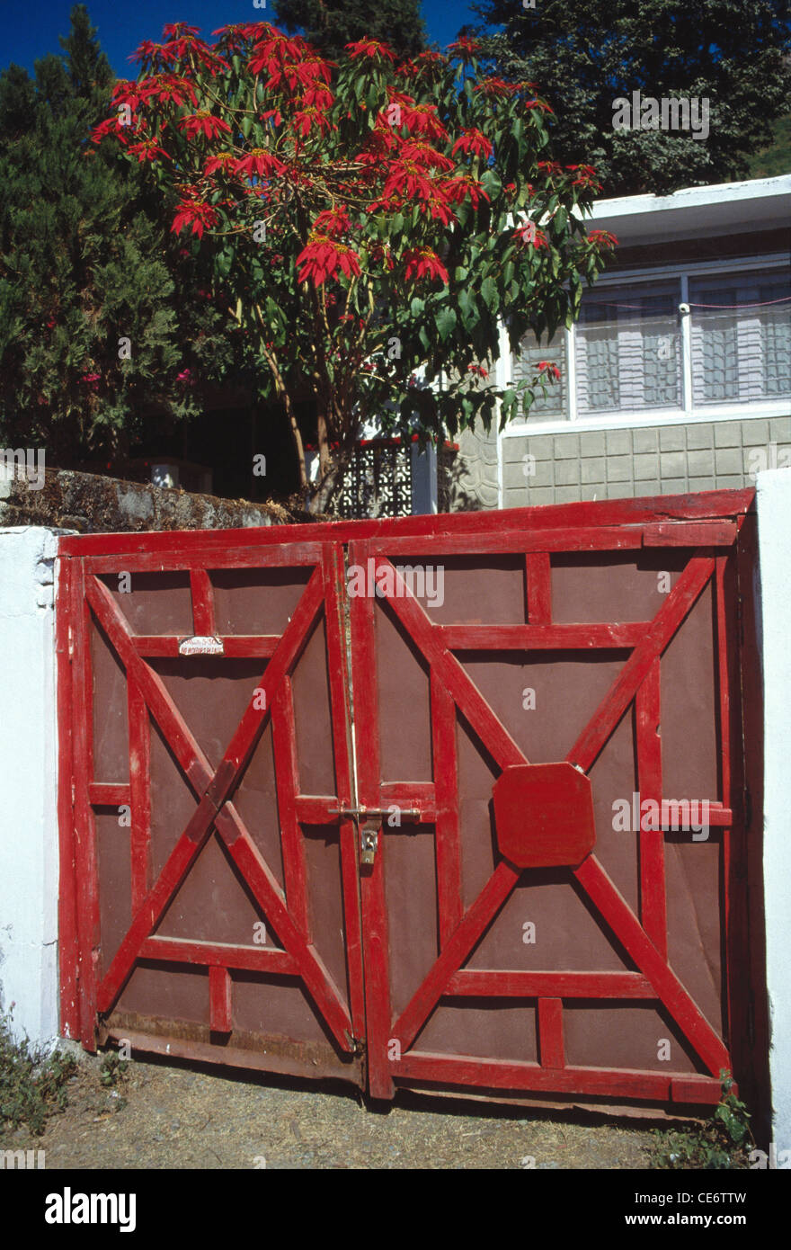 Bungalow closed gate hi-res stock photography and images - Alamy