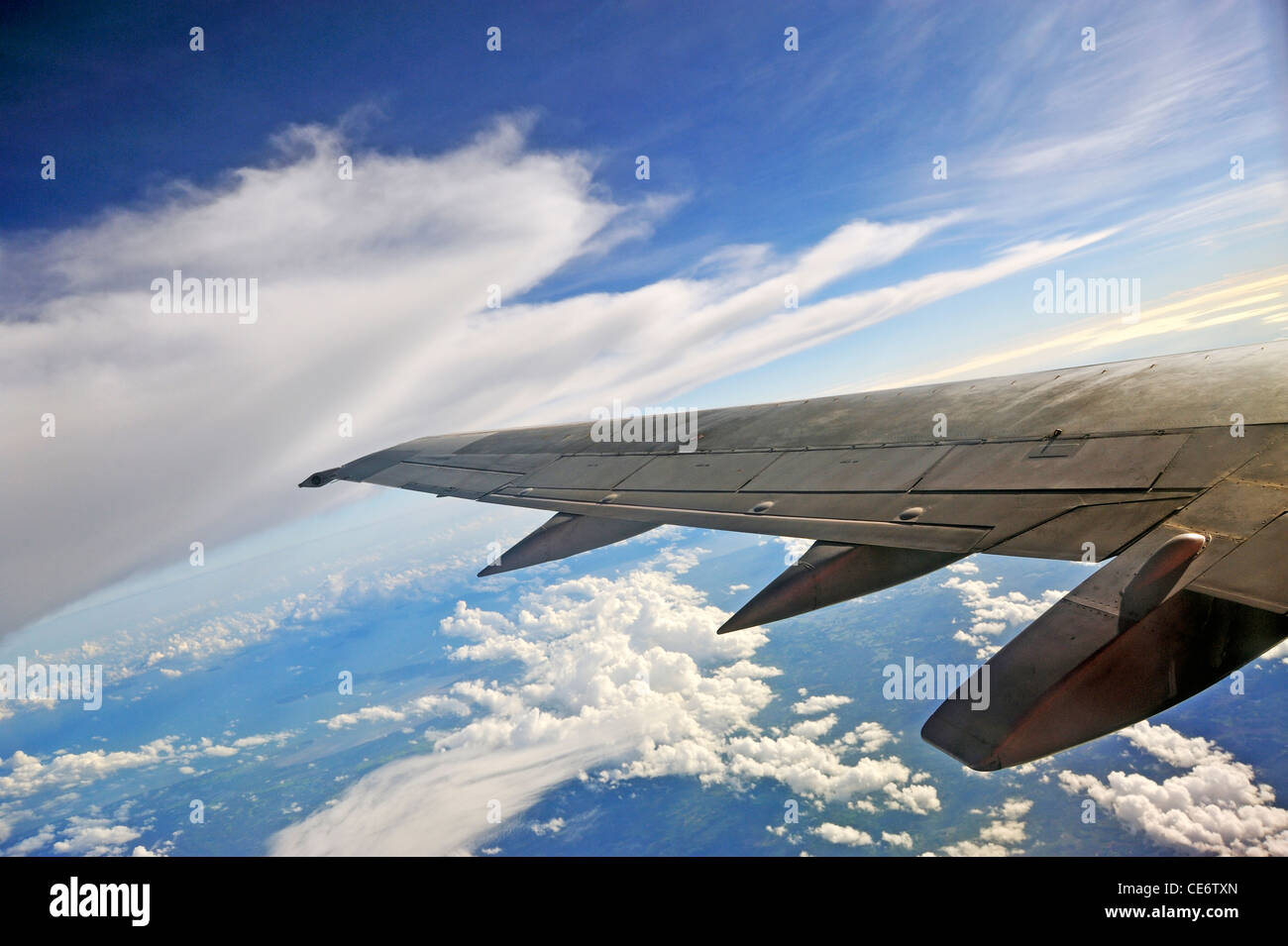 Wing of a flying airplane Stock Photo - Alamy