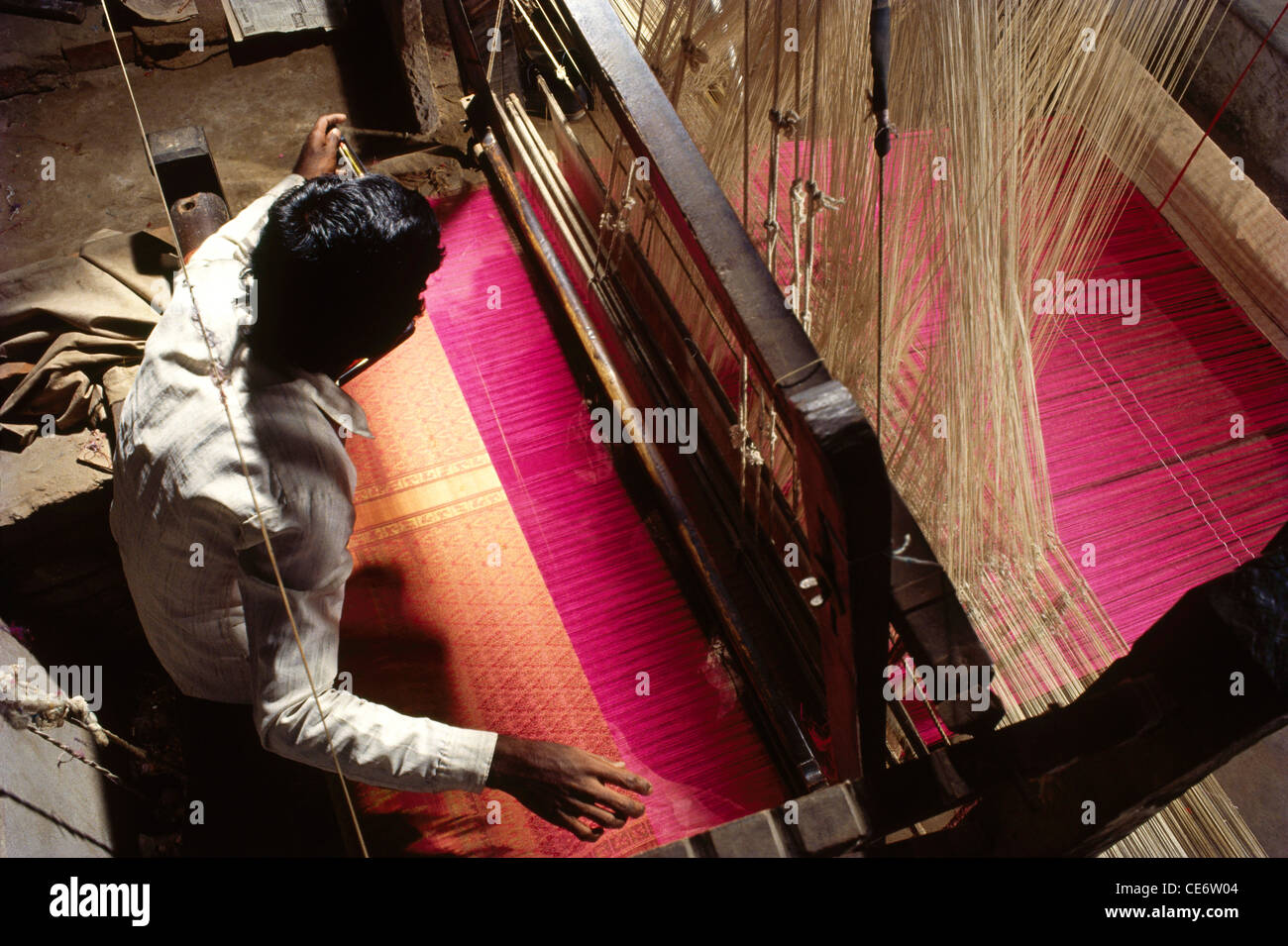 VDA 85105 : man weaving banaras silk saree on handloom varanasi uttar ...