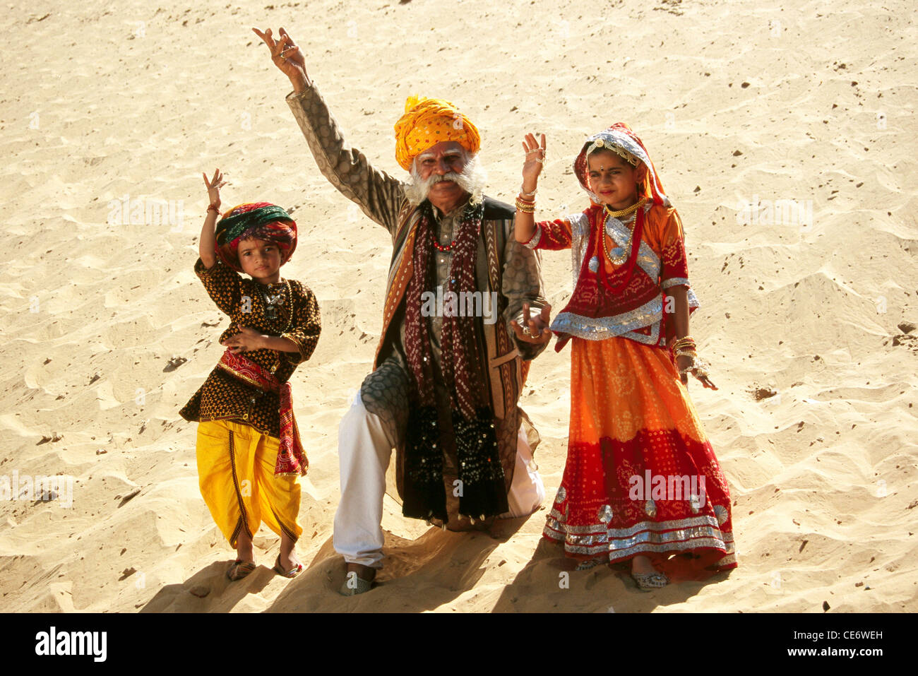 BDR 83392 : indian rajasthani family folk dancers dancing on desert ...