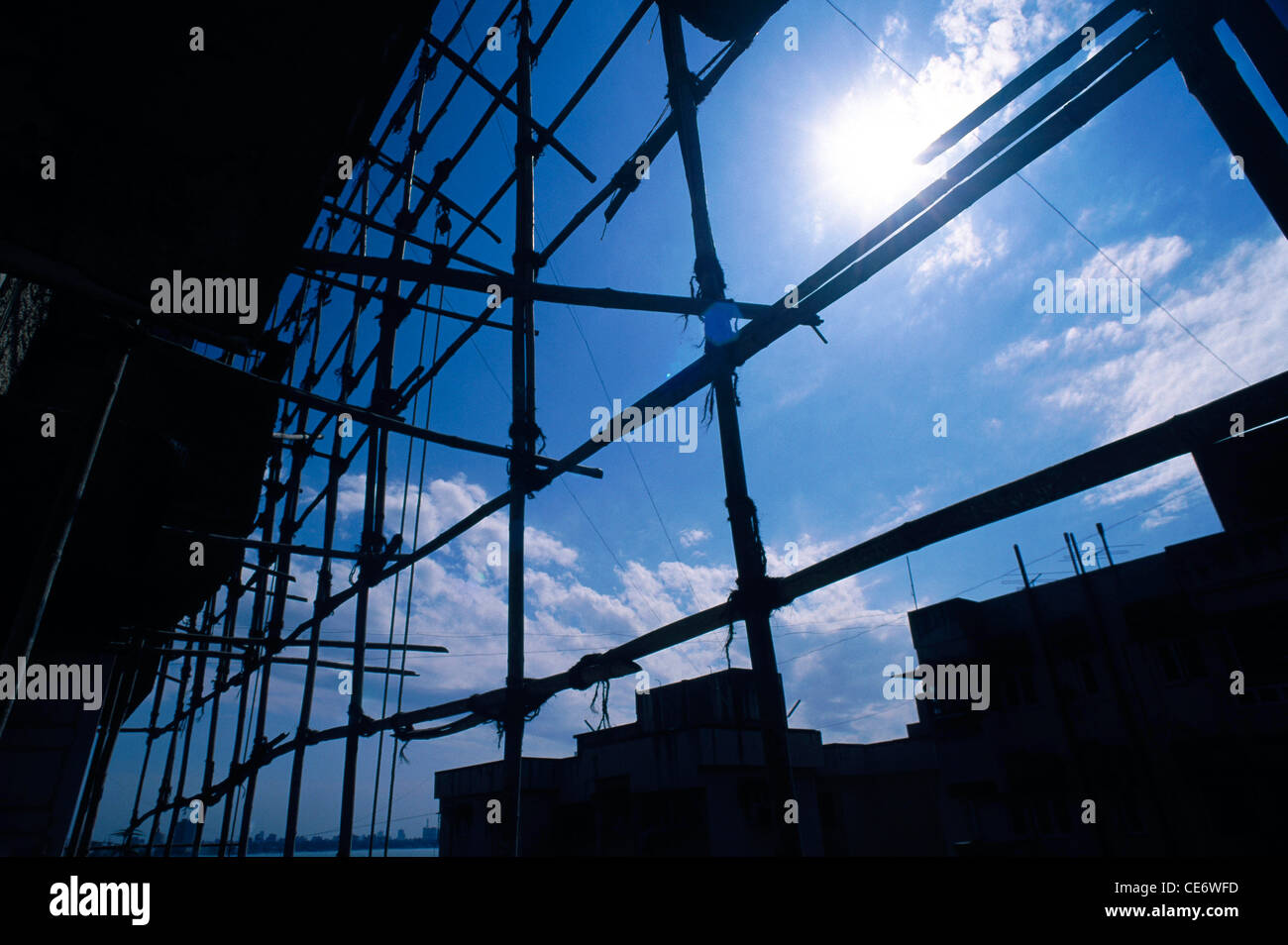 Blue sky scaffolding bamboo hi-res stock photography and images - Alamy