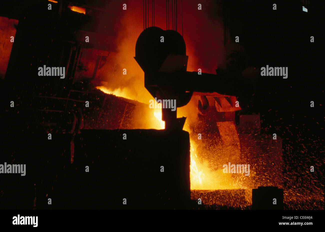 HMA 85329 : pouring liquid iron in steel factory india Stock Photo - Alamy