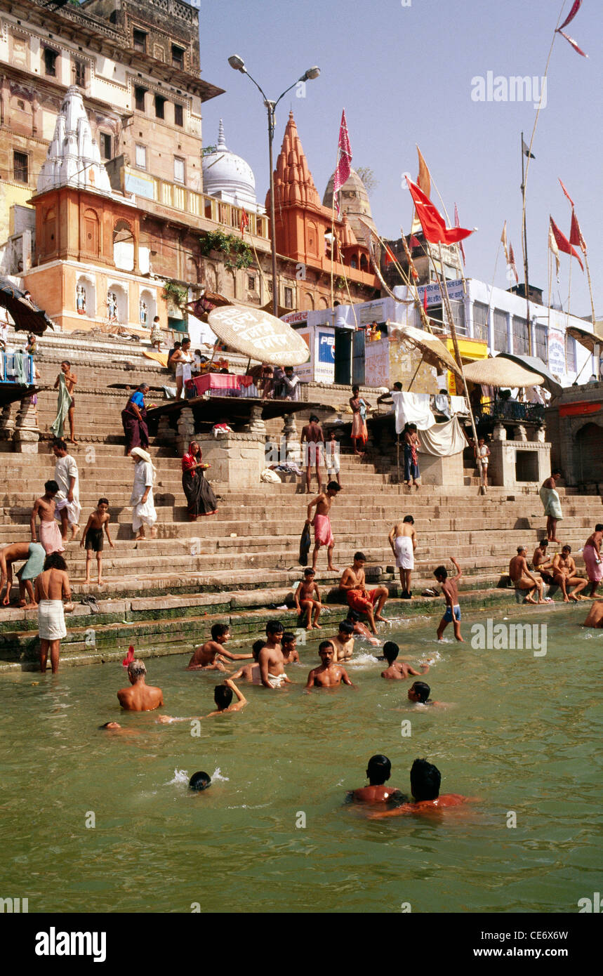 SOA 83424 : people bathing in river ganges on the ghats of varanasi ...