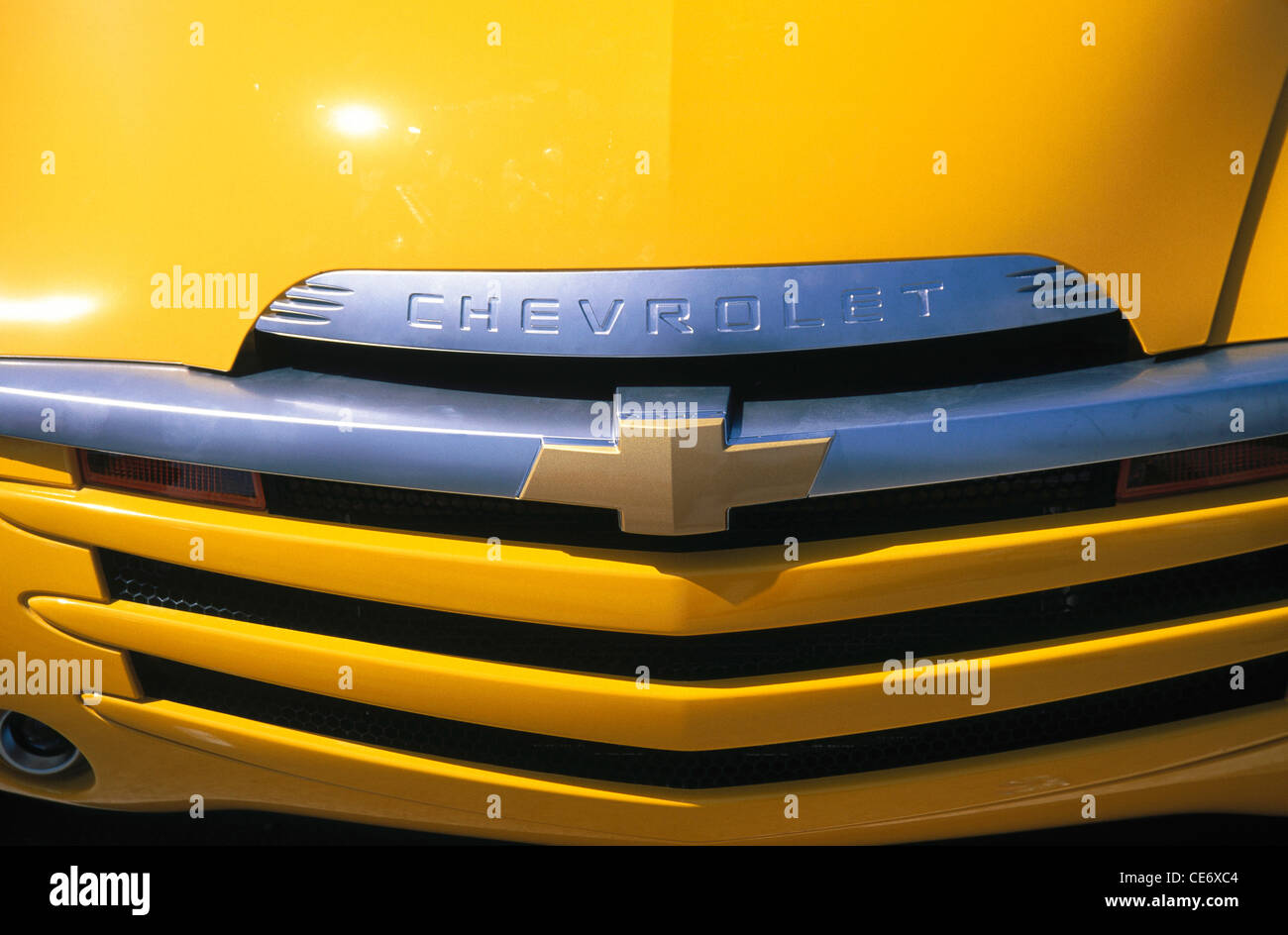 MMN 85461 : front grill of yellow chevrolet SSR car Stock Photo - Alamy