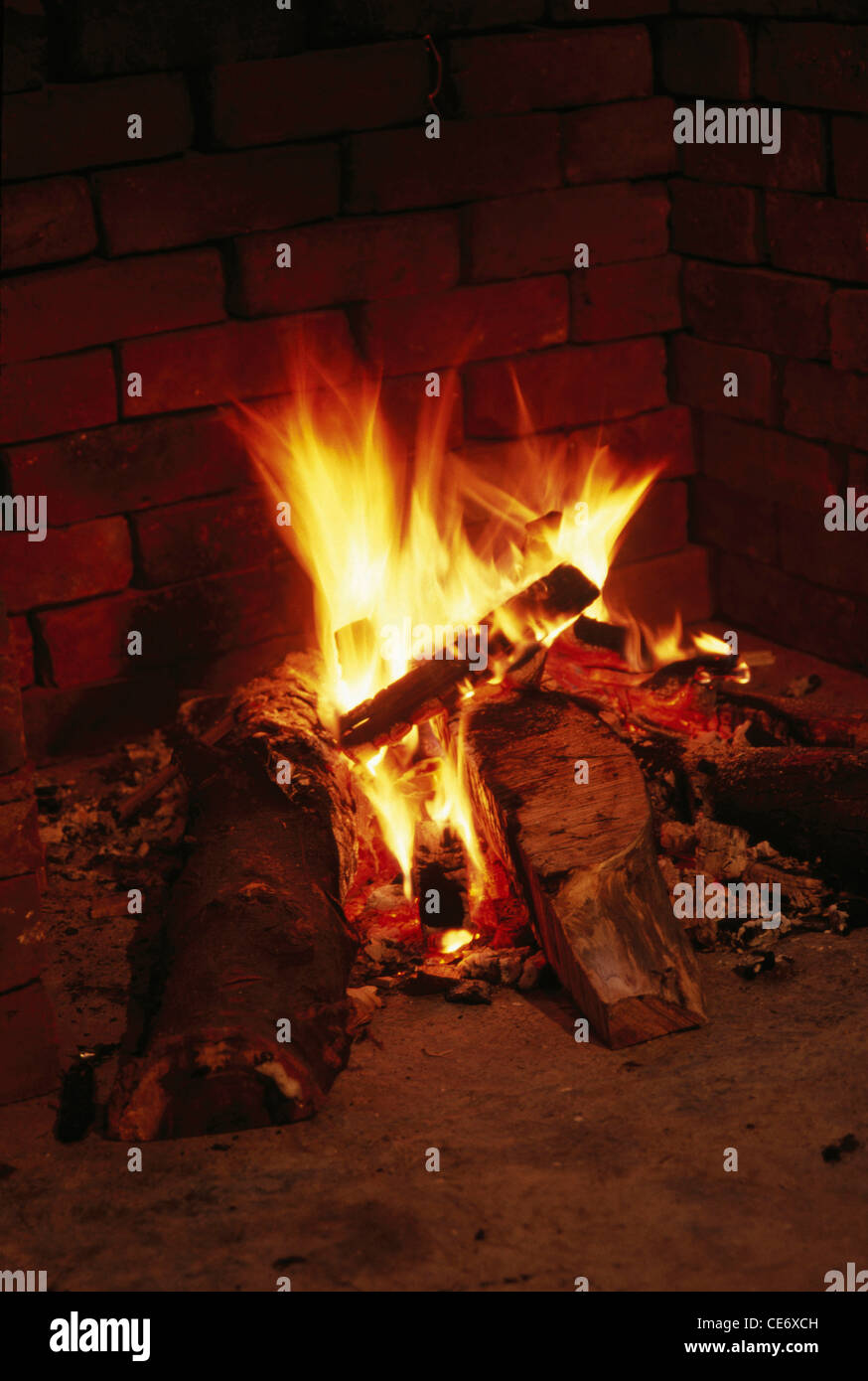 fireplace ; campfire ; log burning Stock Photo - Alamy