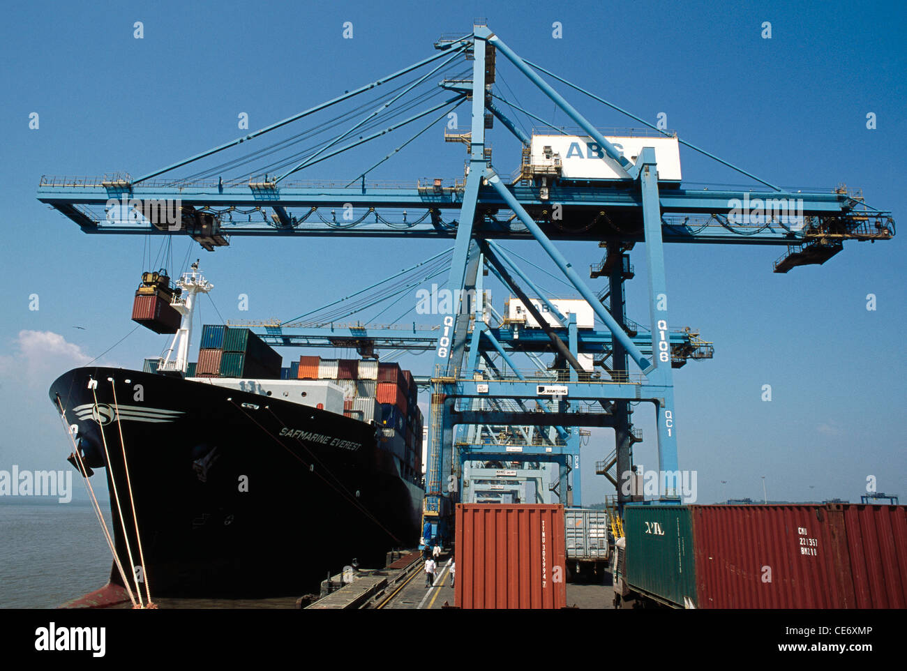 Mumbai port loading hi-res stock photography and images - Alamy