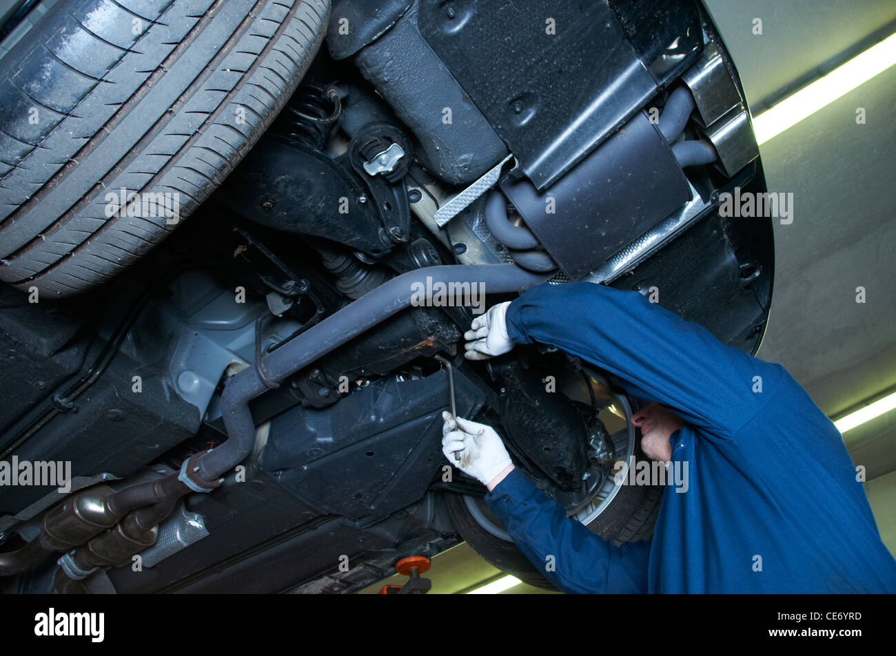 mechanic repairs a car in a garage Stock Photo - Alamy