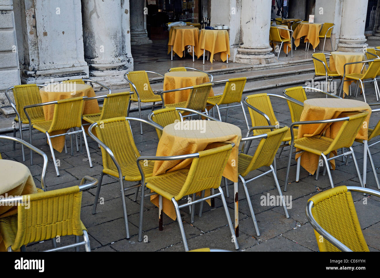 Empty restaurant hi-res stock photography and images - Alamy