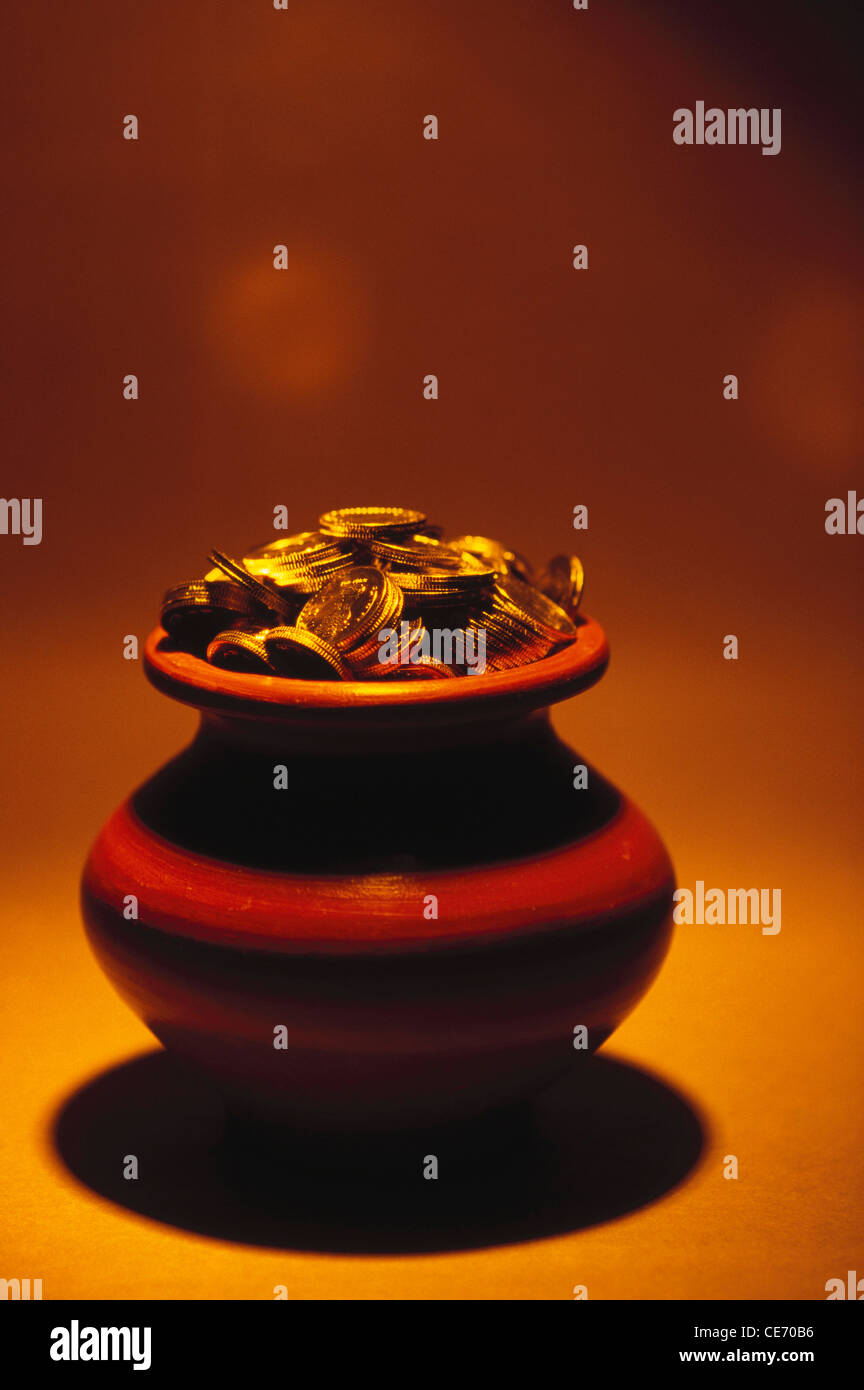 Pot full of gold coins Stock Photo - Alamy