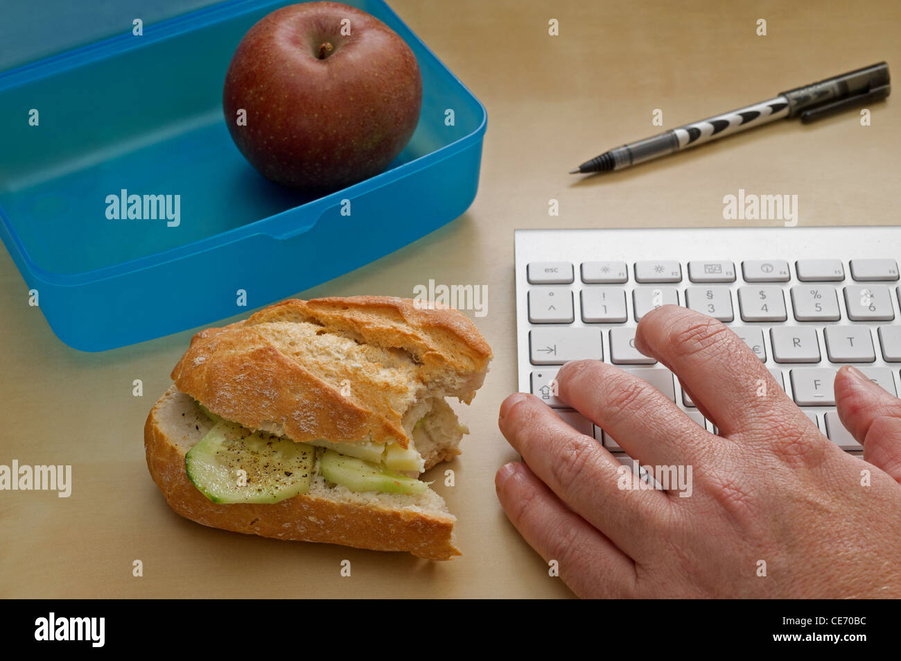 Sandwich desktop working lunch hi-res stock photography and images - Alamy