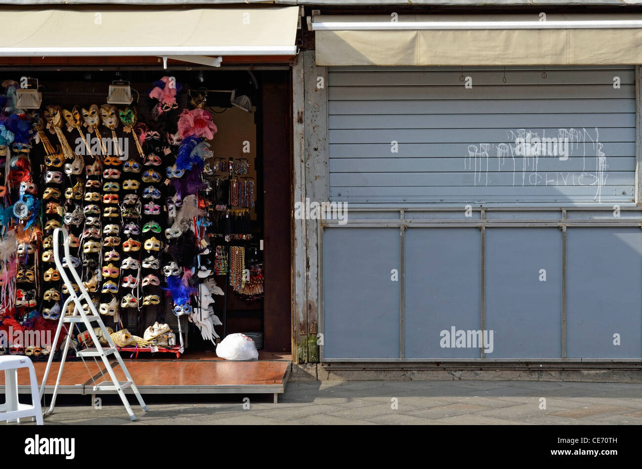 Closed shop hi-res stock photography and images - Alamy
