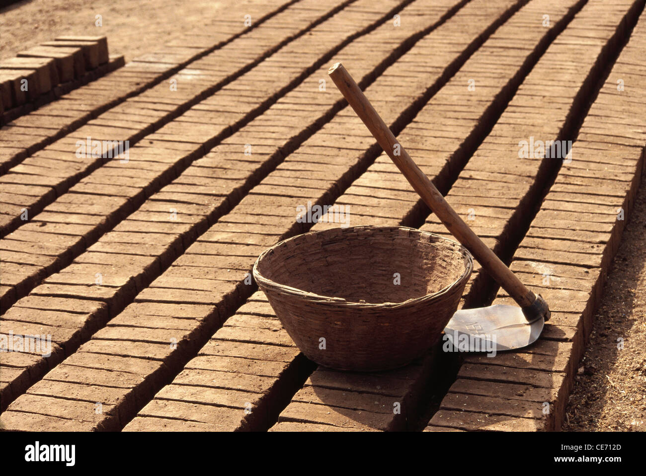 AHP 84190 : spade and cane basket at a brick kiln near bombay mumbai ...