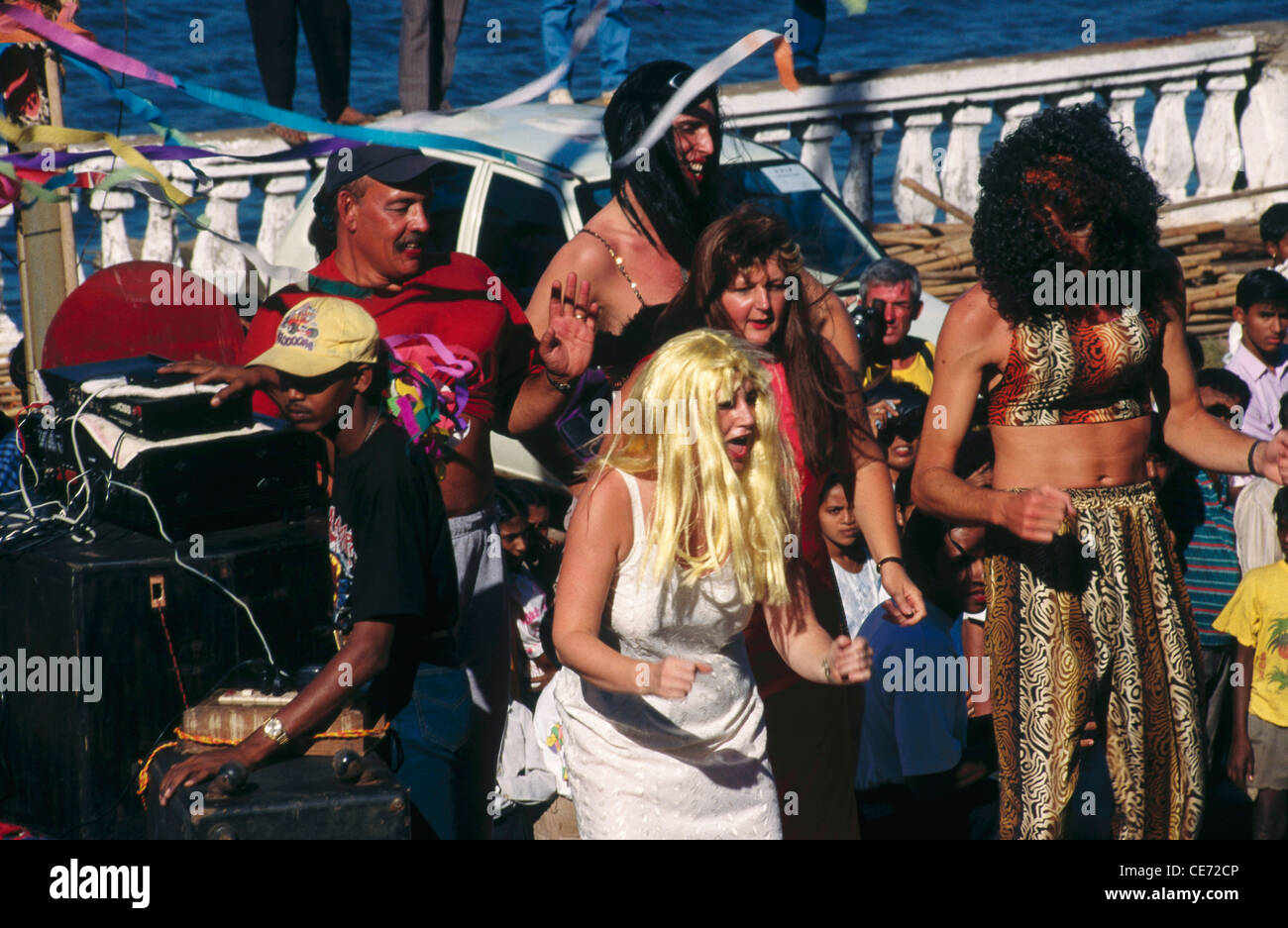 Foreign dancers hi-res stock photography and images - Alamy