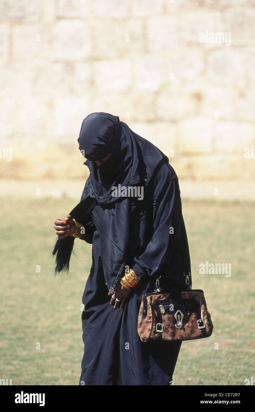 India woman burka hi-res stock photography and images - Alamy