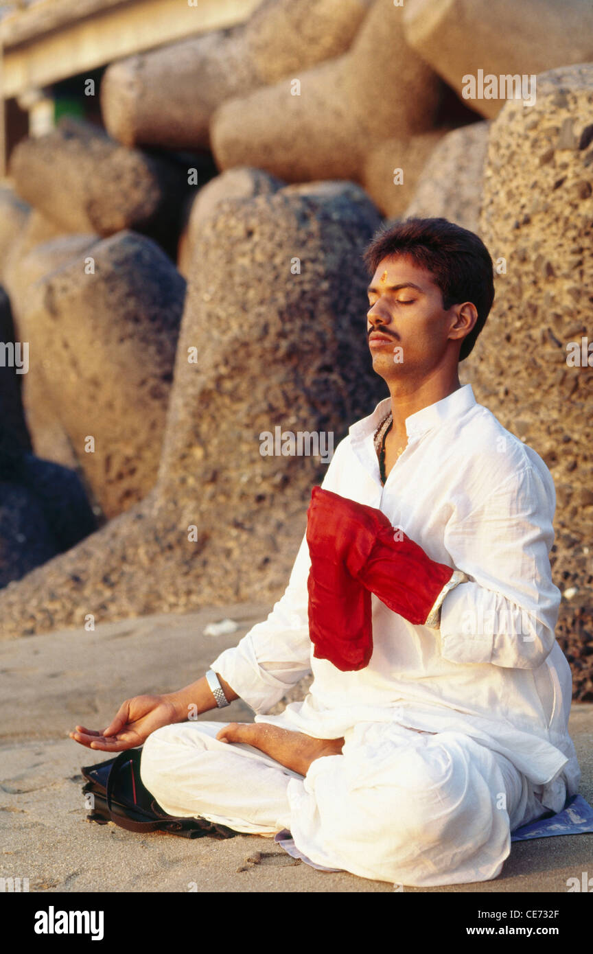VHM 81814 : Indian man chanting praying with rosary beads in bead bag ...