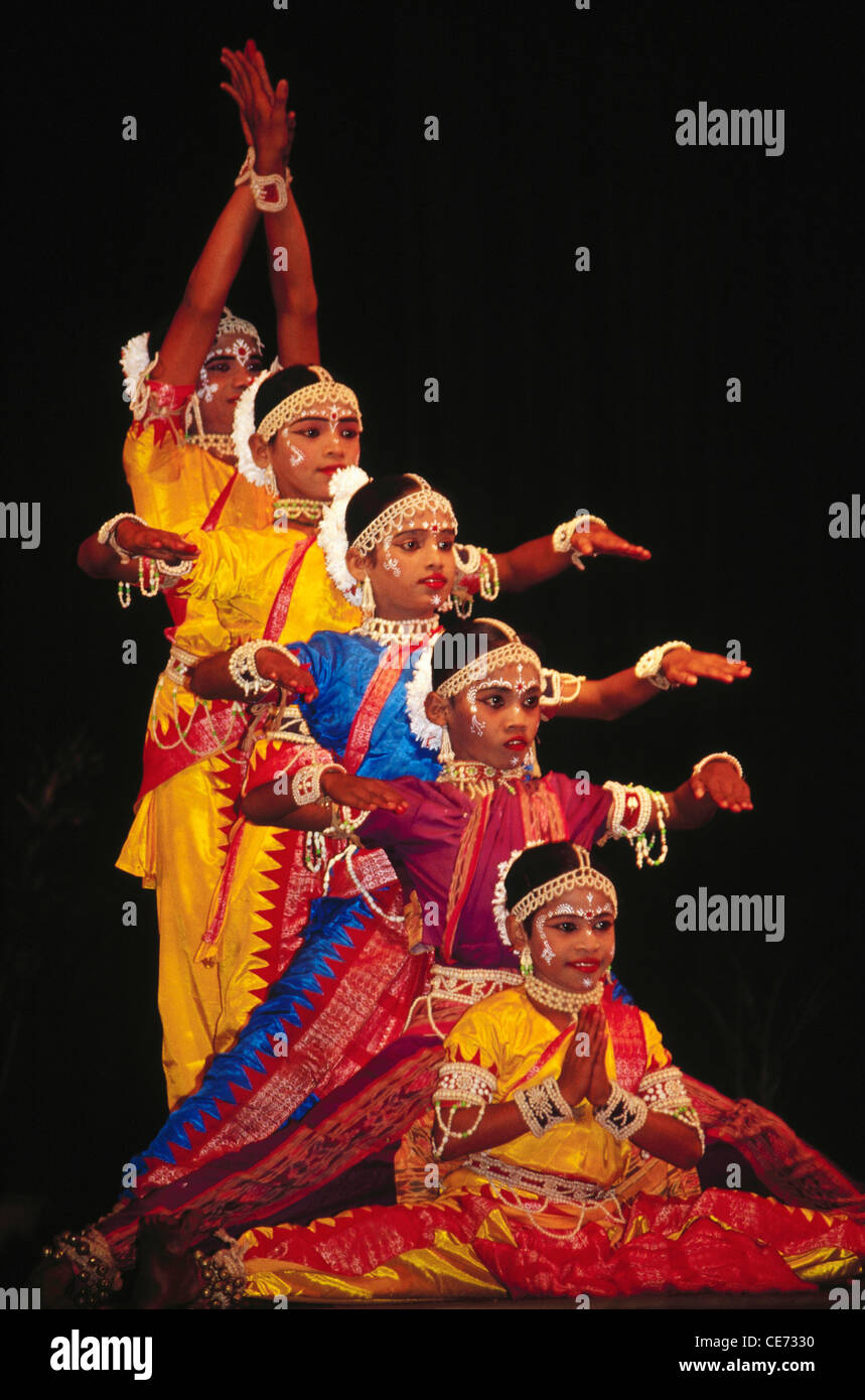 DBA 84381 : Indian folk dance five girls ; gotipu ; orissa ; India ...