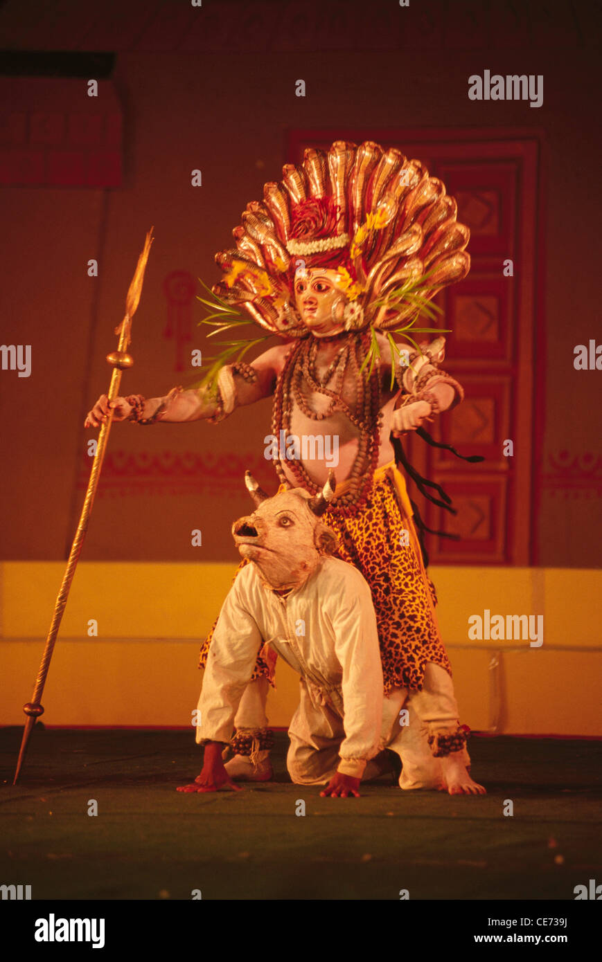 Artists performing bengal folk dance hi-res stock photography and ...