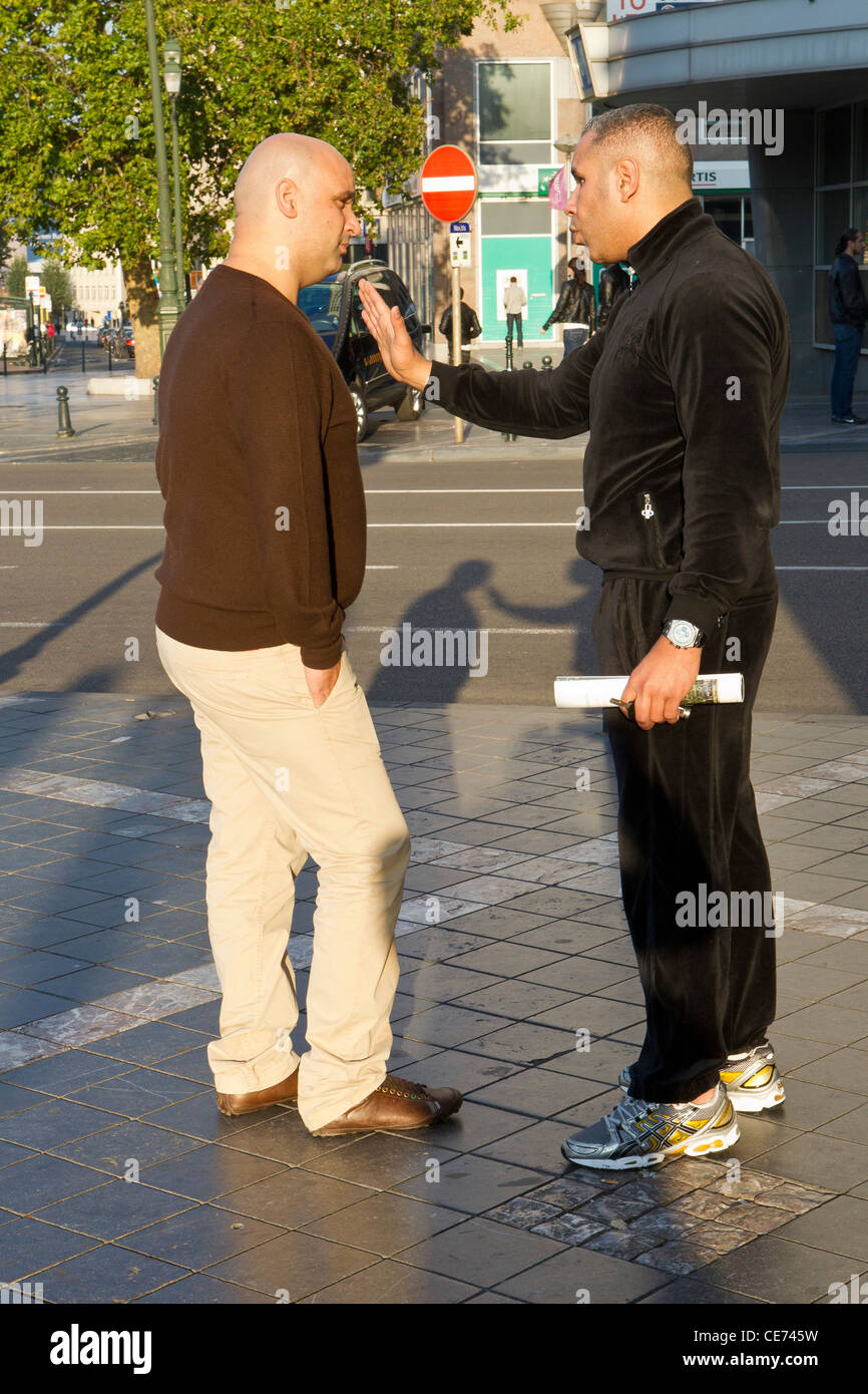 2 two man men argue arguing in serious conversation Stock Photo - Alamy