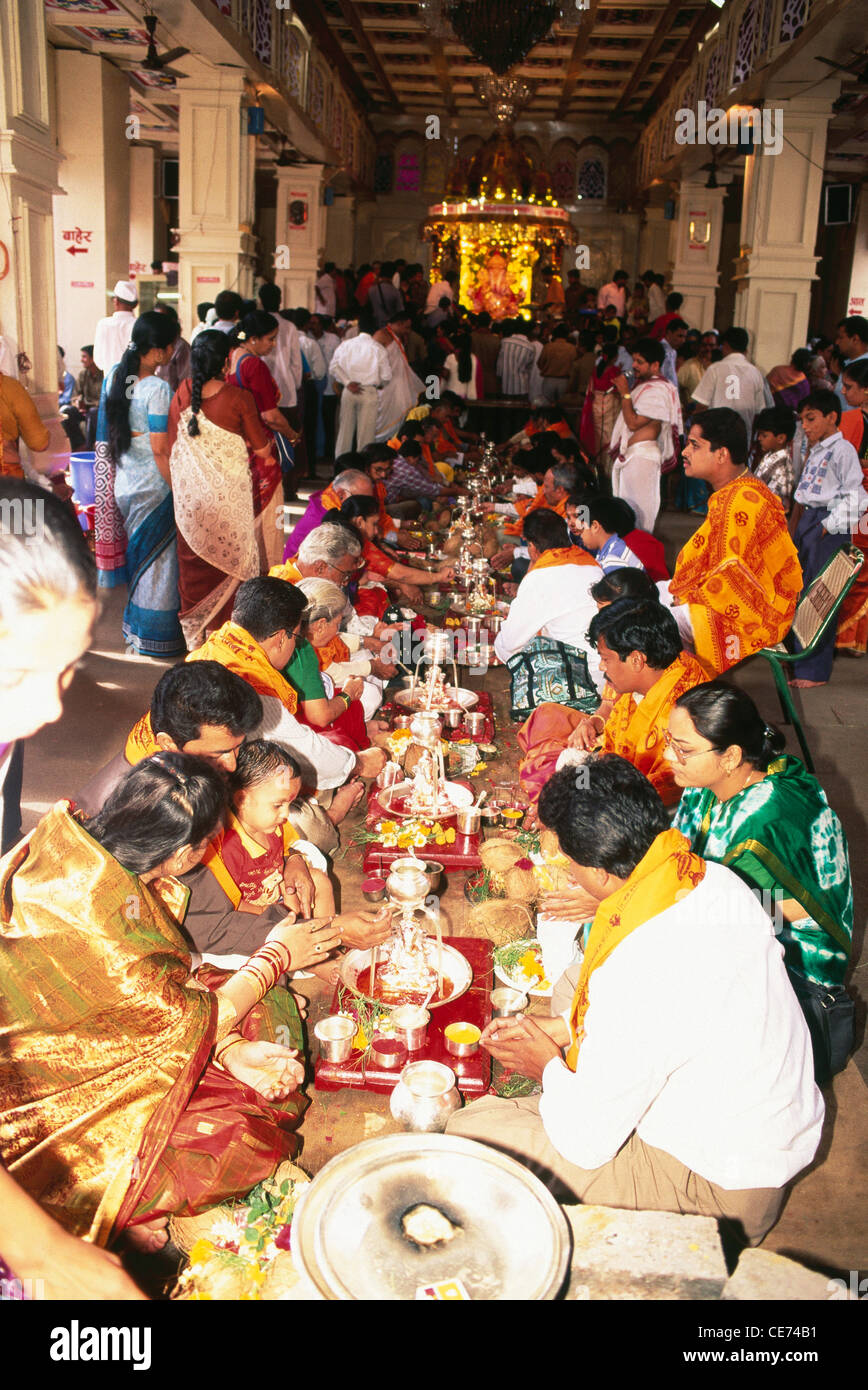 couples praying at dagdu seth halwai statue of Ganesh for ganpati ...