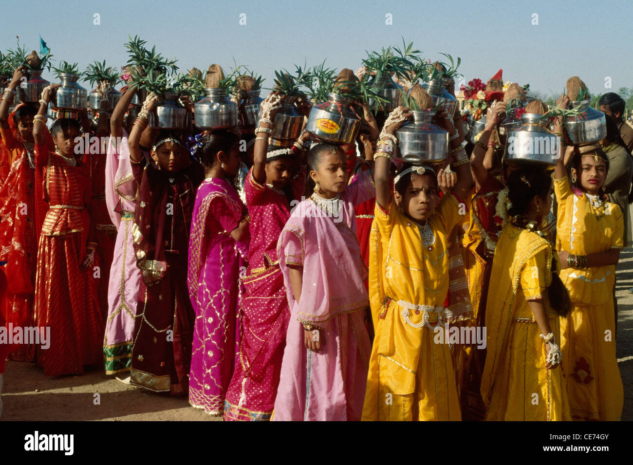 Desert Festival procession ; Indian girls with pots ; Jaisalmer ...