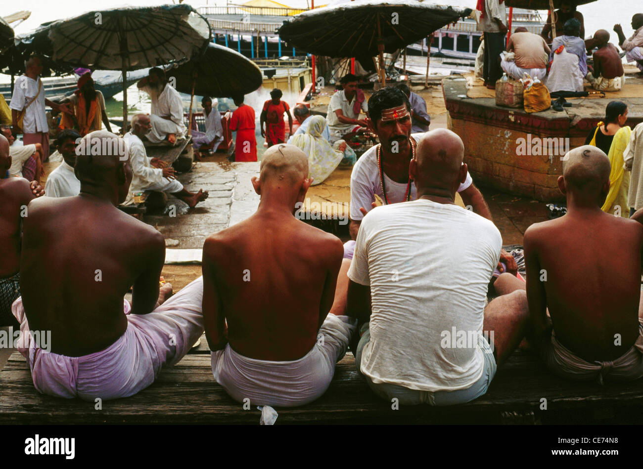AKM 82907 : indian men performing ceremony for dead relatives varanasi ...