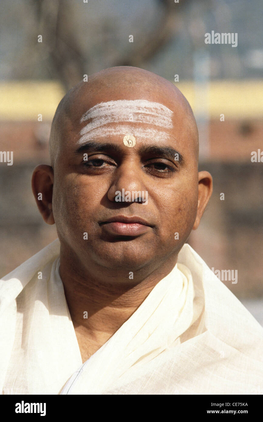 RVA 83078 : portrait face of indian hindu sanyasi priest with ash smear ...