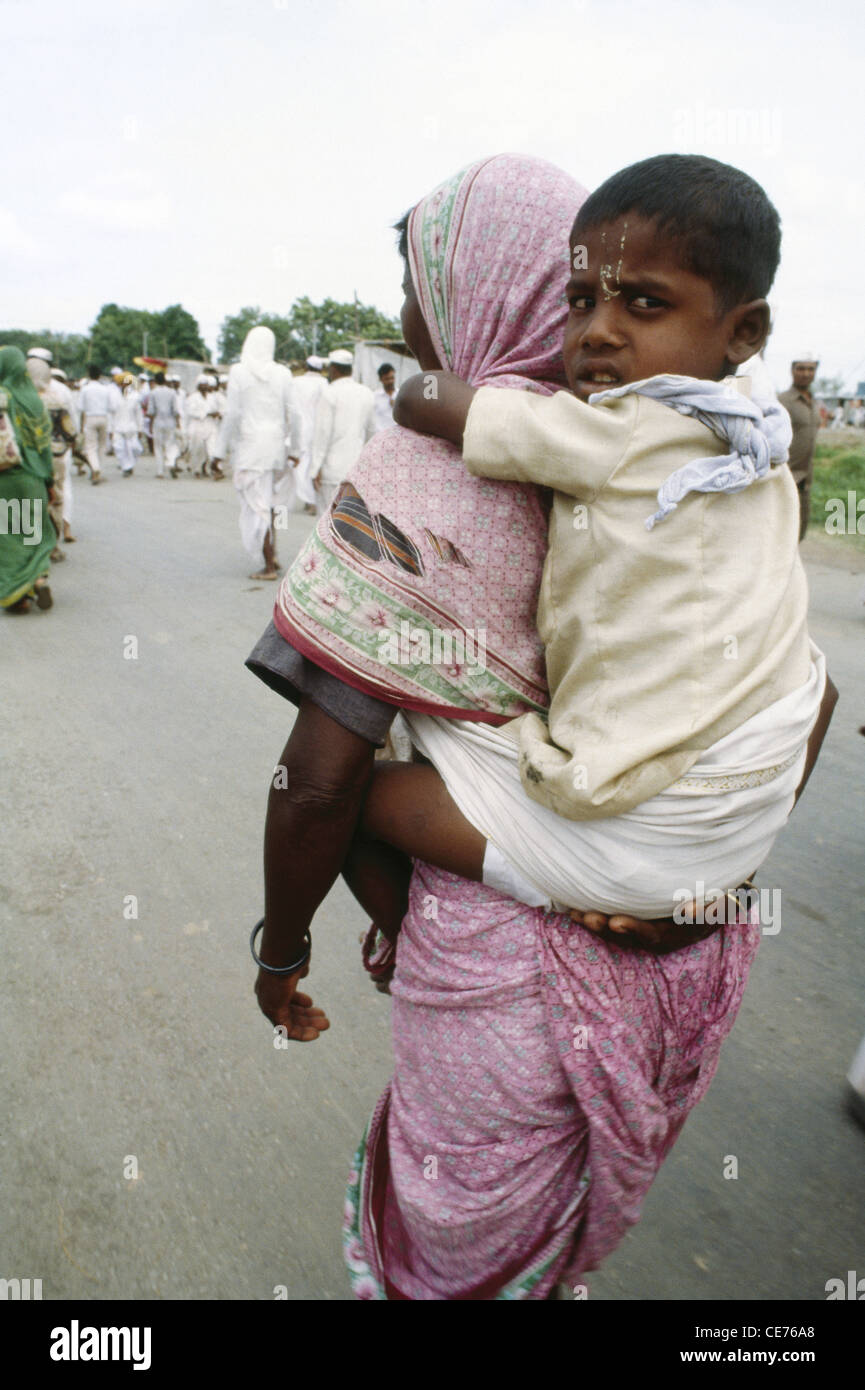 RVA 83175 : mother carrying child piggyback in pandharpur festival ...