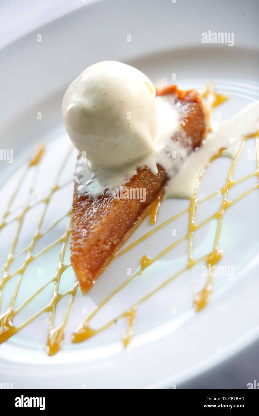 TREACLE TART WITH CLOTTED CREAM ICE CREAM Stock Photo - Alamy