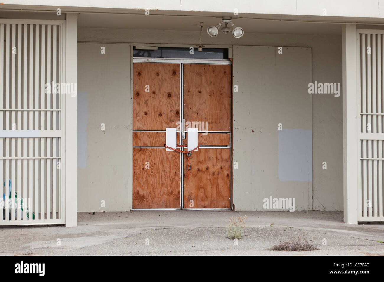 Boarded up front entrance Stock Photo - Alamy